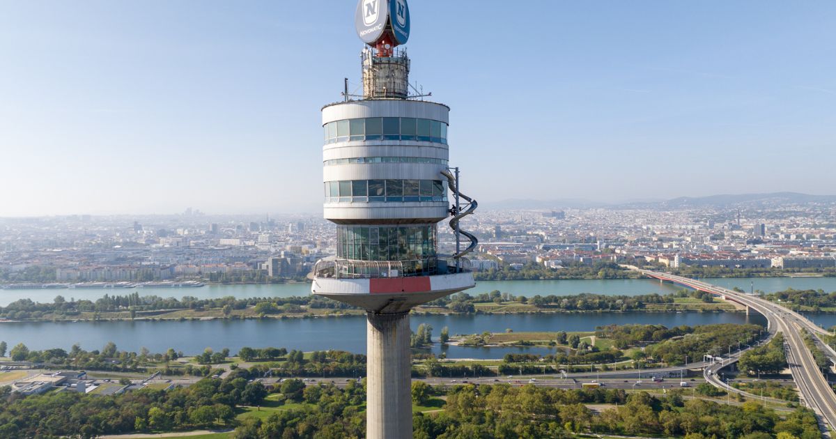 Sensation in Wien: Donauturm-Rutsche - Europas höchste Rutsche schwebt ...